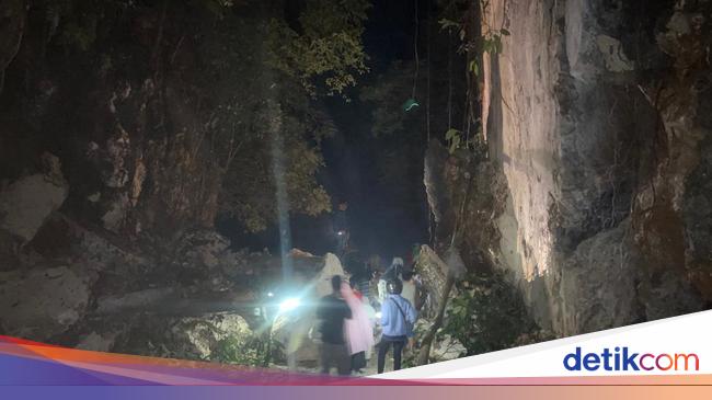 Jalan Poros Maros-Bone di Camba Macet Total gegara Tertutup Longsoran Batu