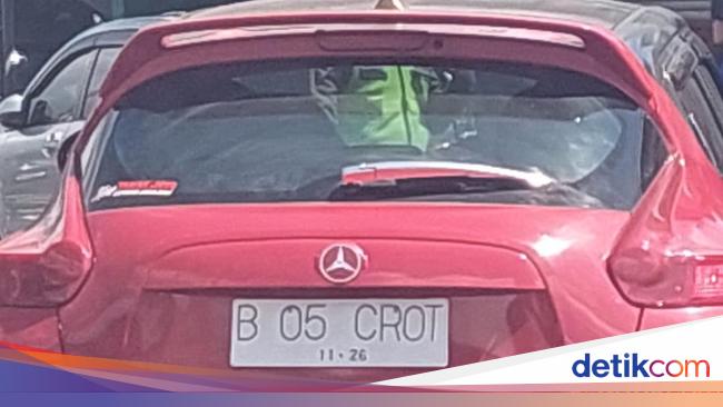 Bikin Geleng-geleng, Pengemudi Mobil B 05 CROT Ternyata Tak Punya SIM