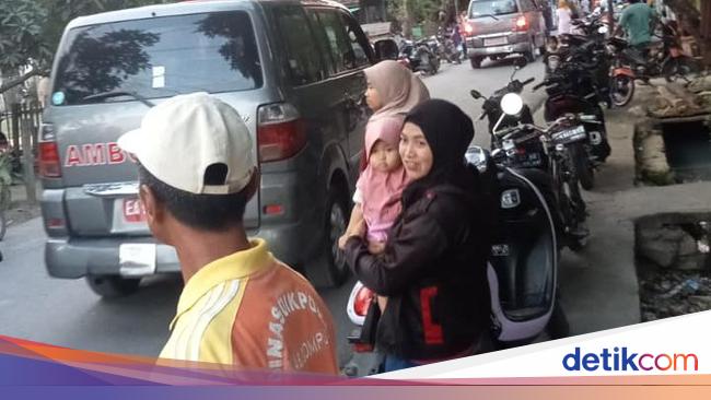 Nahas Kecelakaan Truk Vs Motor, Sekeluarga Tewas-Ibu Terseret 4 Km Nahas Kecelakaan Truk Vs Motor, Sekeluarga Tewas-Ibu Terseret 4 Km