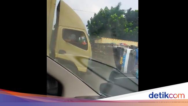 Truk Terguling di KM 4 Tol Jatiwaringin Arah Jakarta, Lalin Macet