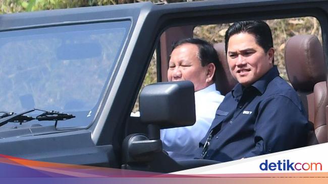 Momen Prabowo Bersama Jokowi dan Erick Thohir di Pindad Malang