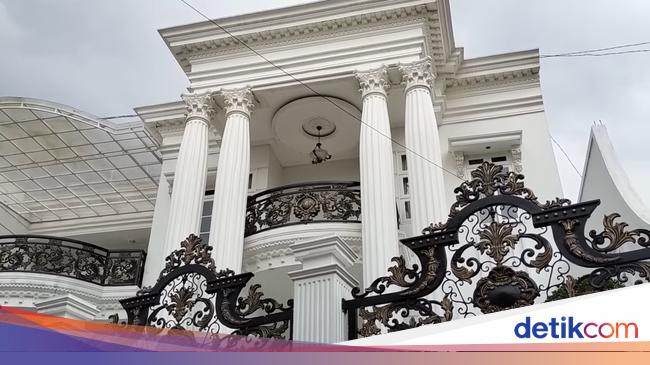 Kenapa Rumah Orang Kaya di Daerah Identik dengan Pilar Besar? Ini ...