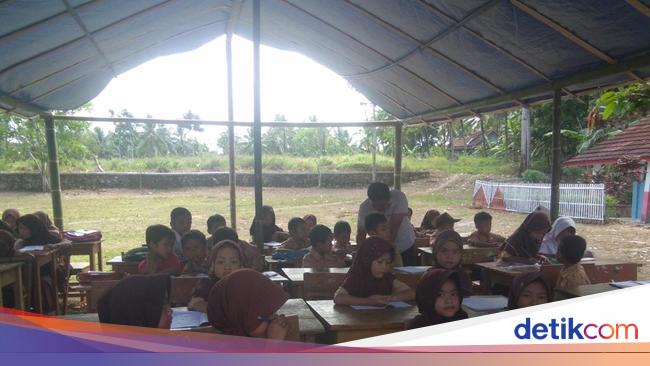 Ruang Kelas Rusak, Puluhan Siswa SD di Pandeglang Belajar di Tenda