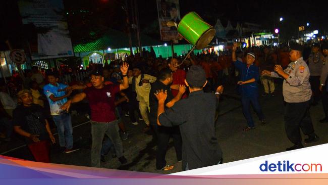Melihat Atraksi Kolosal Perang Karbala di Pariaman