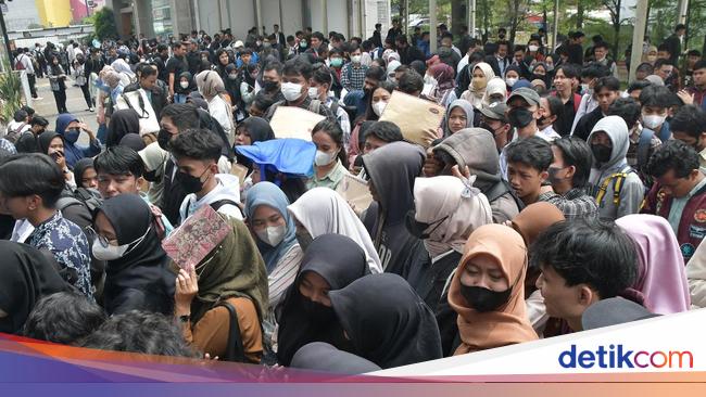 Potret Pemburu Kerja Berjubel di Bursa Kerja Bekasi