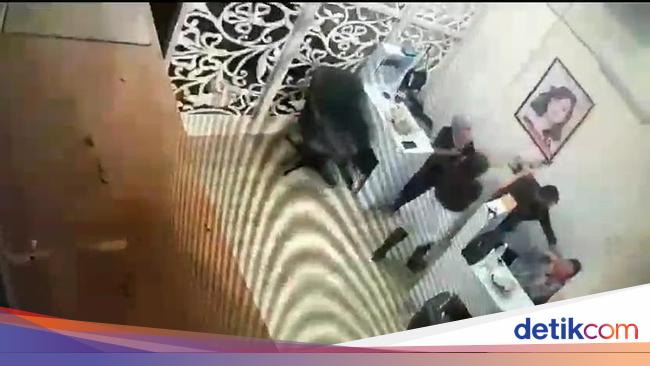 Aksi Koboi Pria Aniaya-Todong Pistol ke Karyawan Salon di Lampung Aksi Koboi Pria Aniaya-Todong Pistol ke Karyawan Salon di Lampung