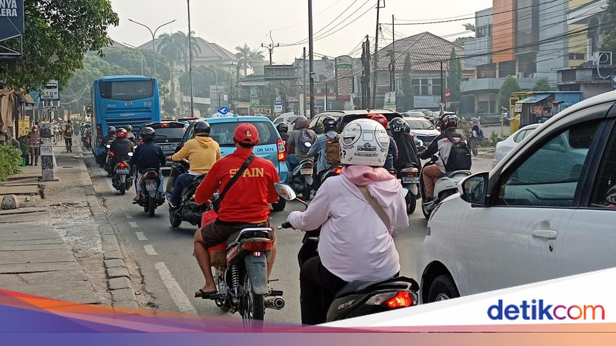 Warga Mengeluh Capek Hadapi Macet di Ciputat Tiap Hari: Cuma Bisa Sabar