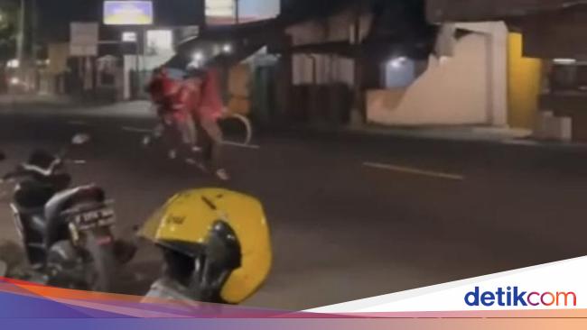 Viral Berandal Motor Saling Bacok di Jalan Nasional Sukabumi
