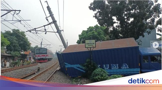 Penampakan Tiang LAA Miring Ditabrak Truk di Bintaro, Bikin KRL Berhenti Penampakan Tiang LAA Miring Ditabrak Truk di Bintaro, Bikin KRL Berhenti
