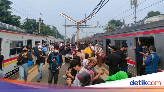Ada Truk Tabrak Tiang Listrik di Stasiun Pondok Ranji-Kebayoran, KRL Tertahan