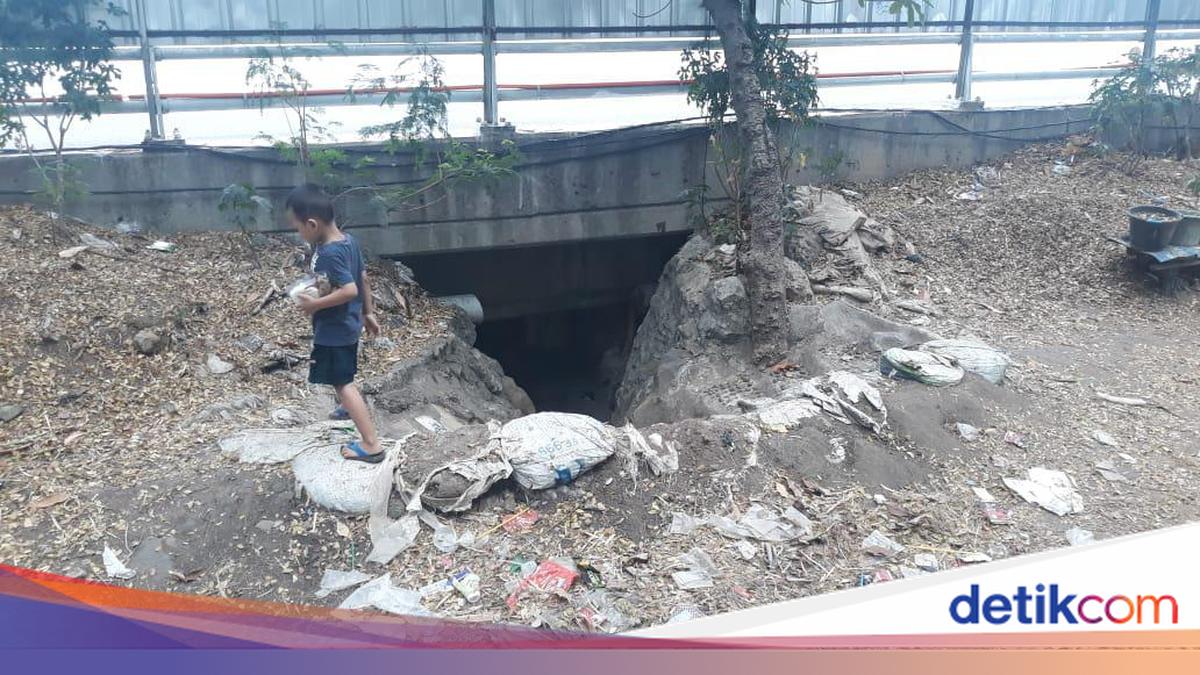 Potret Mungilnya Jalan Masuk Permukiman di Kolong Tol Angke