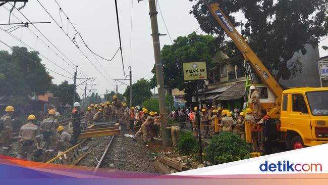 Tiang Listrik KRL di Bintaro Rusak Ditabrak Truk, KAI Pasang Tiang ... Tiang Listrik KRL di Bintaro Rusak Ditabrak Truk, KAI Pasang Tiang ...