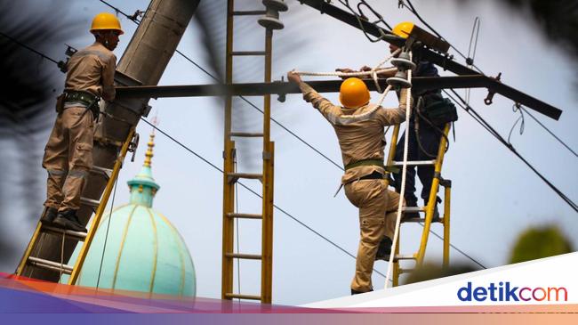 Tiang LAA Rel Pondok Ranji-Kebayoran Diperbaiki Usai Ditabrak Truk Tiang LAA Rel Pondok Ranji-Kebayoran Diperbaiki Usai Ditabrak Truk
