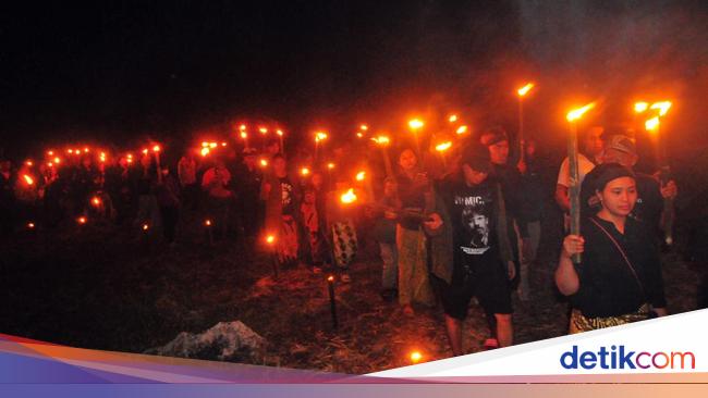 Ratusan Obor Menyala di Bukit Alang-alang Pegunungan Kendeng