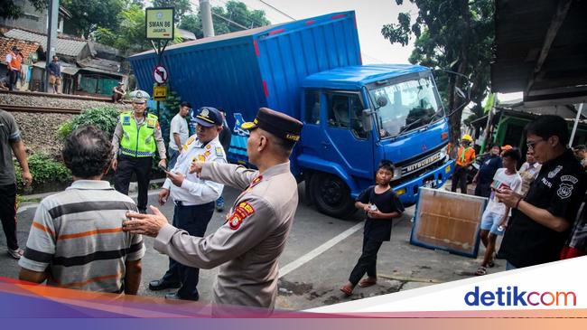 Truk Tabrak Tiang Depan SMAN 86 Jakarta Bikin Perjalanan KRL Terganggu