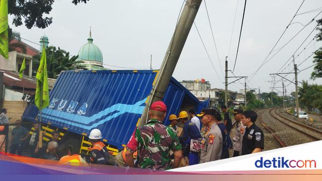 Truk Tabrak Tiang LAA di Jaksel yang Bikin KRL Terhenti Mulai Dievakuasi