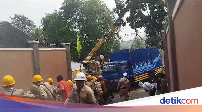 Ditonton Siswa, Ini Momen Dramatis Evakuasi Truk Penabrak Tiang di Bintaro