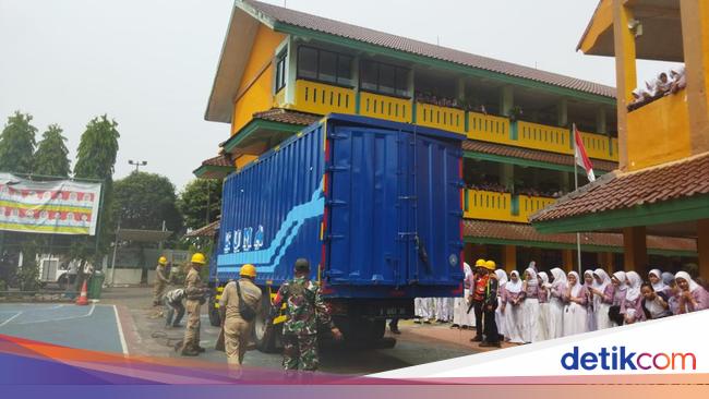 Truk Tabrak Tiang LAA Dievakuasi Sementara di Lapangan SMAN 86 Jakarta