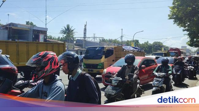 Jalan Perintis-Urip Makassar Macet, Kendaraan Menumpuk di Pertigaan Tello