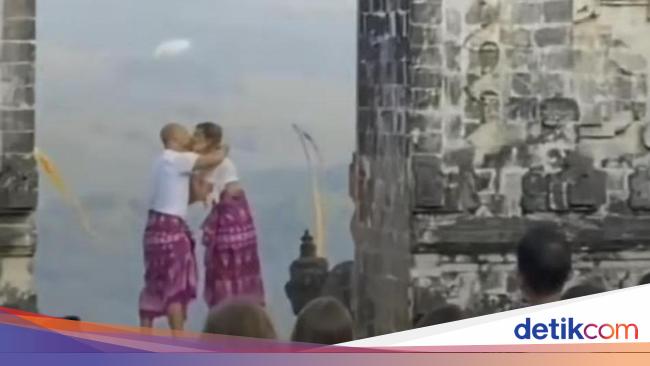 Bule Ciuman di Pura Lempuyang, Upacara Pembersihan Langsung Digelar