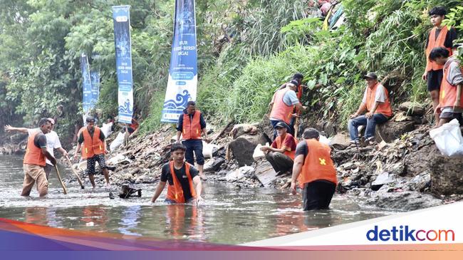 Potret Aksi Susur Sungai dan Bersih-bersih Kali Ciliwung