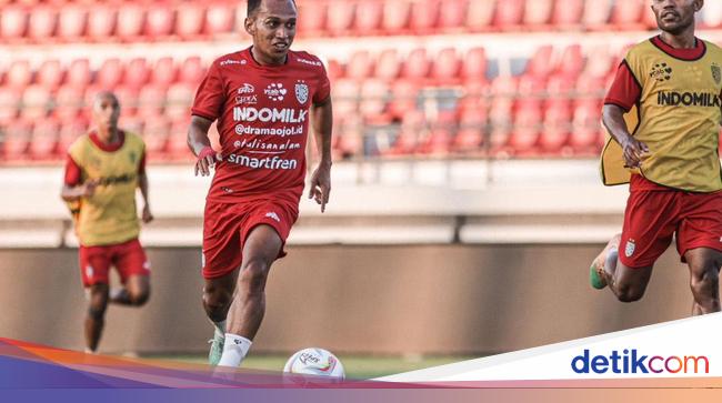 Istirahat Lama, Irfan Jaya Kembali Ikut Latihan Istirahat Lama, Irfan Jaya Kembali Ikut Latihan