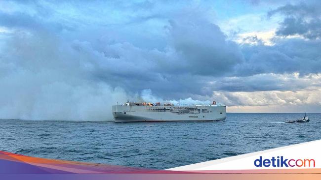 Mobil Mewah Rolls-Royce Jadi Korban Kapal Kargo Terbakar
