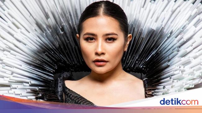 Potret Memesona Prilly Latuconsina Pakai Kostum JFC Berbahan Sedotan ...