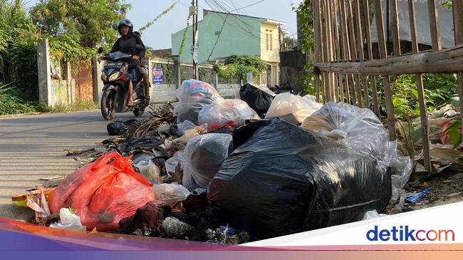 Jorok! Sampah Menumpuk di Rancasawo hingga Luber ke Pinggir Jalan
