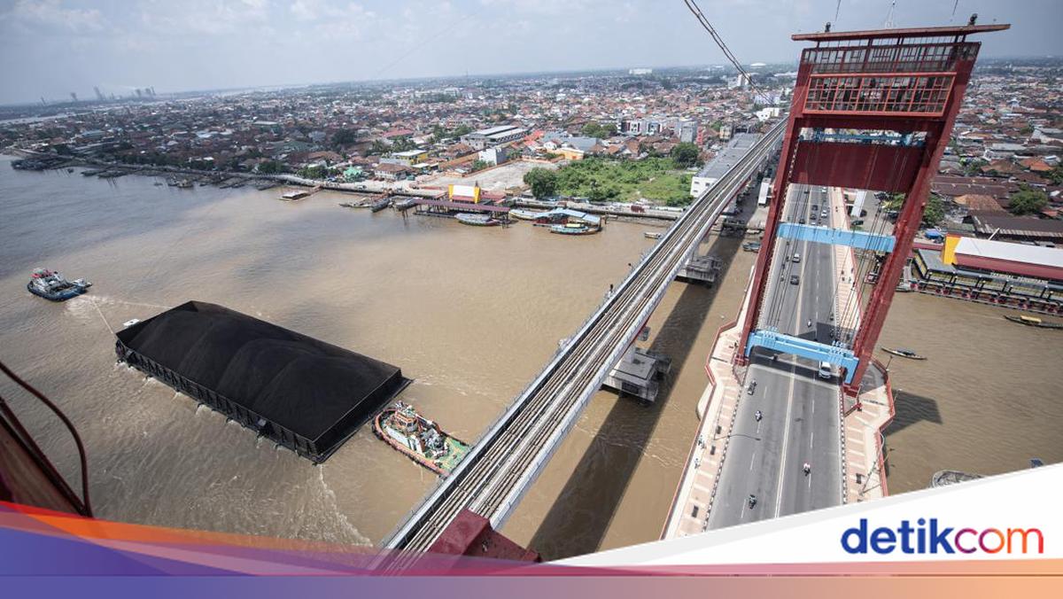 Potret Aktivitas Kapal Tongkang Batu Bara di Sungai Musi