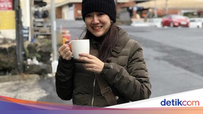 Pose Seksi Tante Ernie Saat Minum Wine dan Jus Buah