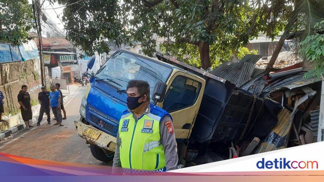 Truk Terperosok di Jalan Bangka Sudah Dievakuasi, Lalin Kembali Normal