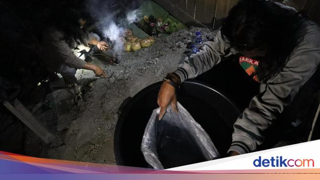 Warga Gelar Ritual untuk 8 Penambang Terjebak Tambang Emas di Banyumas