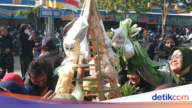Melihat Serunya Sedekah Pasar ala Pedagang Pacitan