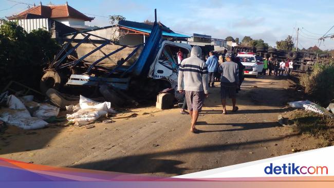 Tronton Tabrak Truk hingga Terguling di Kintamani, 2 Sopir Luka-luka