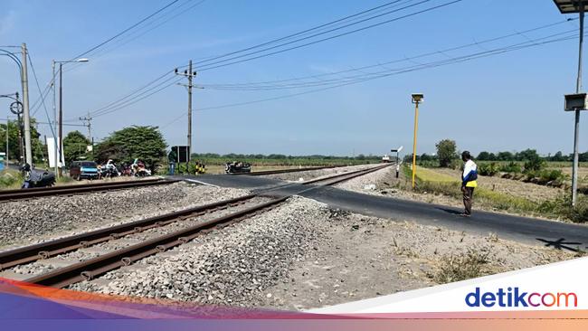 KAI Buka Suara soal Kecelakaan Maut Mobil vs Kereta Api di Jombang KAI Buka Suara soal Kecelakaan Maut Mobil vs Kereta Api di Jombang
