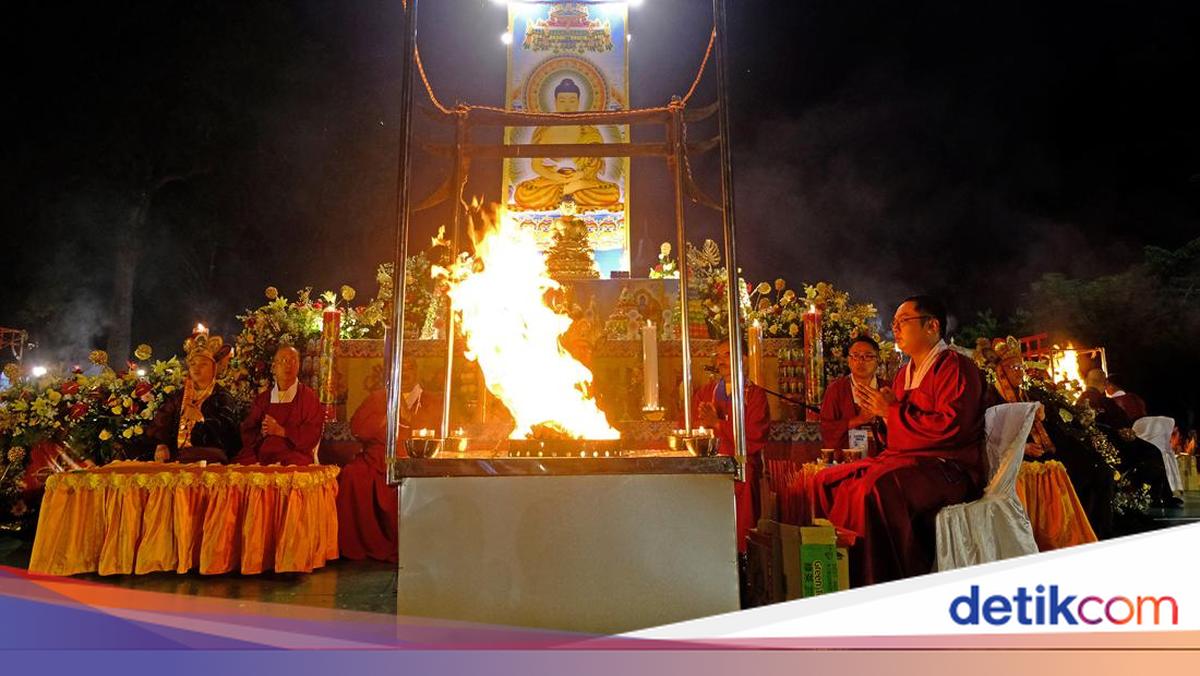 Umat Buddha Berbagai Daerah Ritual Persembahan Api di Borobudur