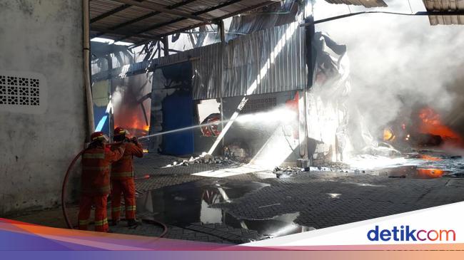 Kebakaran Pabrik Plastik Gresik, Damkar Semprot HRD karena Tak Punya Hidran