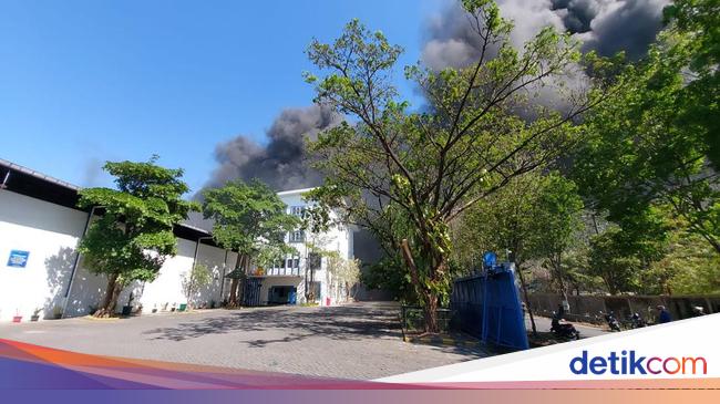 Pabrik Plastik di Kepatihan Gresik Terbakar