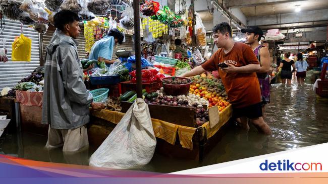 Pasar di Filipina Tetap Buka Meski Terendam Banjir