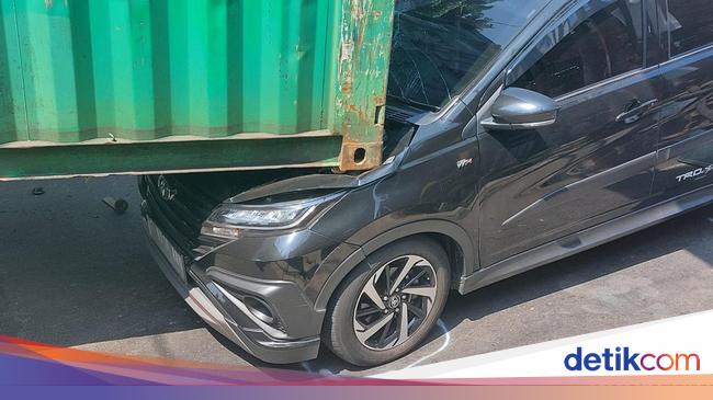 Potret Truk Tersangkut Jembatan di Bogor hingga Kontainer Timpa Mobil