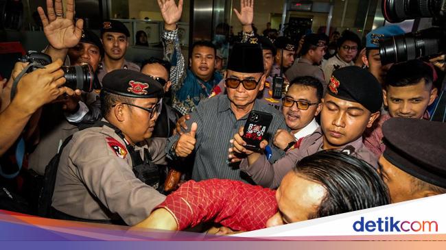 Acungkan Jempol, Panji Gumilang Penuhi Panggilan Bareskrim Acungkan Jempol, Panji Gumilang Penuhi Panggilan Bareskrim