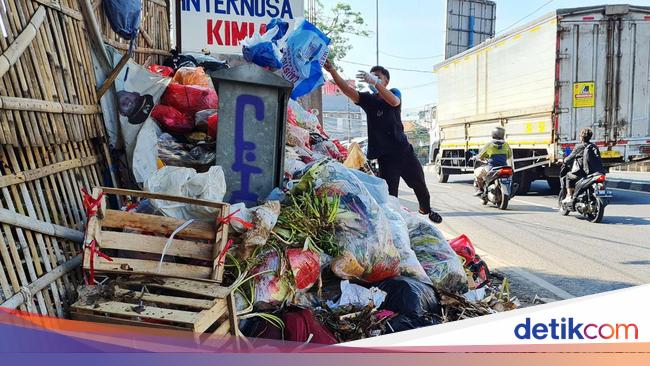 Jorok! Sampah Menggunung di Pinggir Jalan Diponegoro Tambun