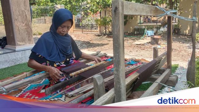 Senja Kala Kerajinan Tenun Gedogan Khas Indramayu