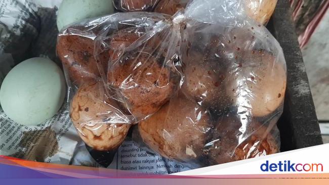 Siasati Tingginya Harga, Telur Pecah Diolah Jadi Pindang di Tasikmalaya