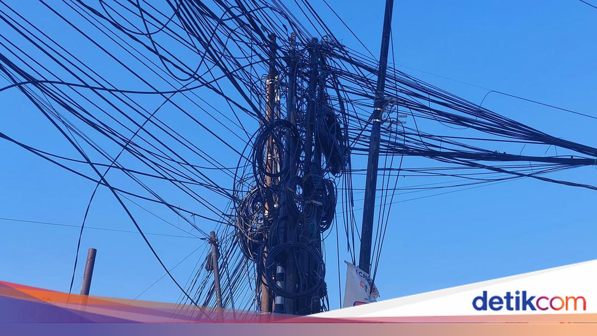Gemas Lihat Kabel Fiber Optik Semrawut, Ini Solusi Desain Tiang Baru