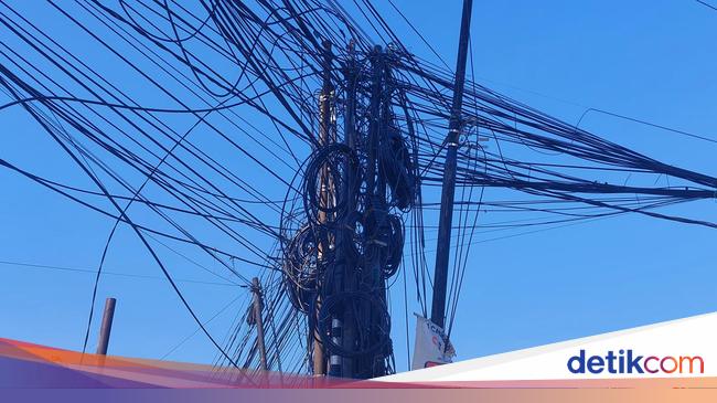 Gemas Lihat Kabel Fiber Optik Semrawut, Ini Solusi Desain Tiang Baru