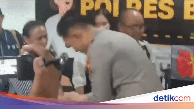 Momen Kapolres Bogor Cium Tangan Ibunda Bripda IDF, Pastikan Hukum ...