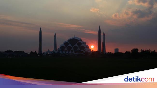 Pesona Senja yang Indah di Masjid Al Jabbar Bandung