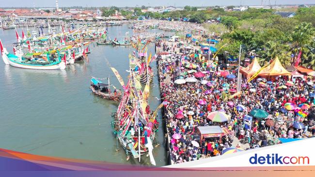 Puluhan Perahu Hias Meriahkan Tradisi Petik Laut di Muncar Banyuwangi